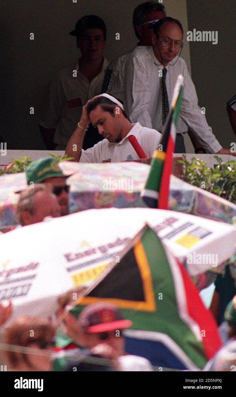 England's Mark Ramprakash climbs the pavilion steps Stock Photo - Alamy