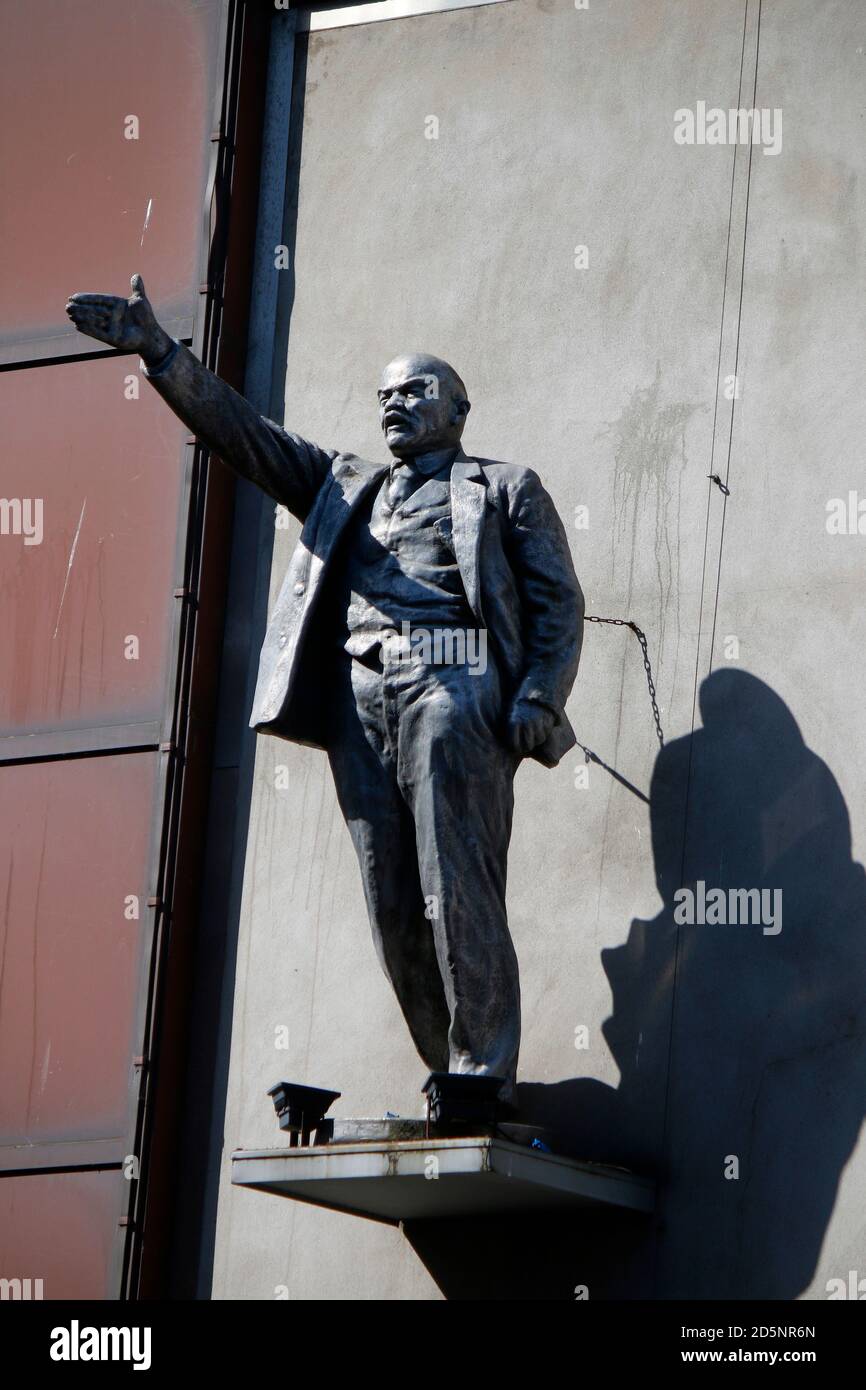 eine Lenin-Statue (Wladimir Illitsch Lenin) vor dem Nachtclub "Kremlin ...
