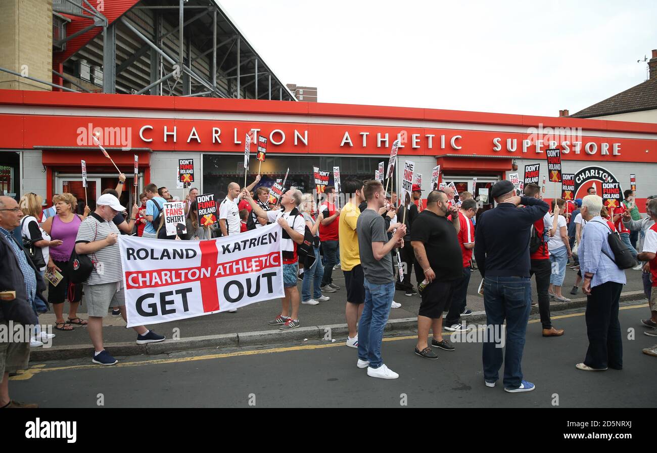 Football protest general view hi-res stock photography and images - Alamy