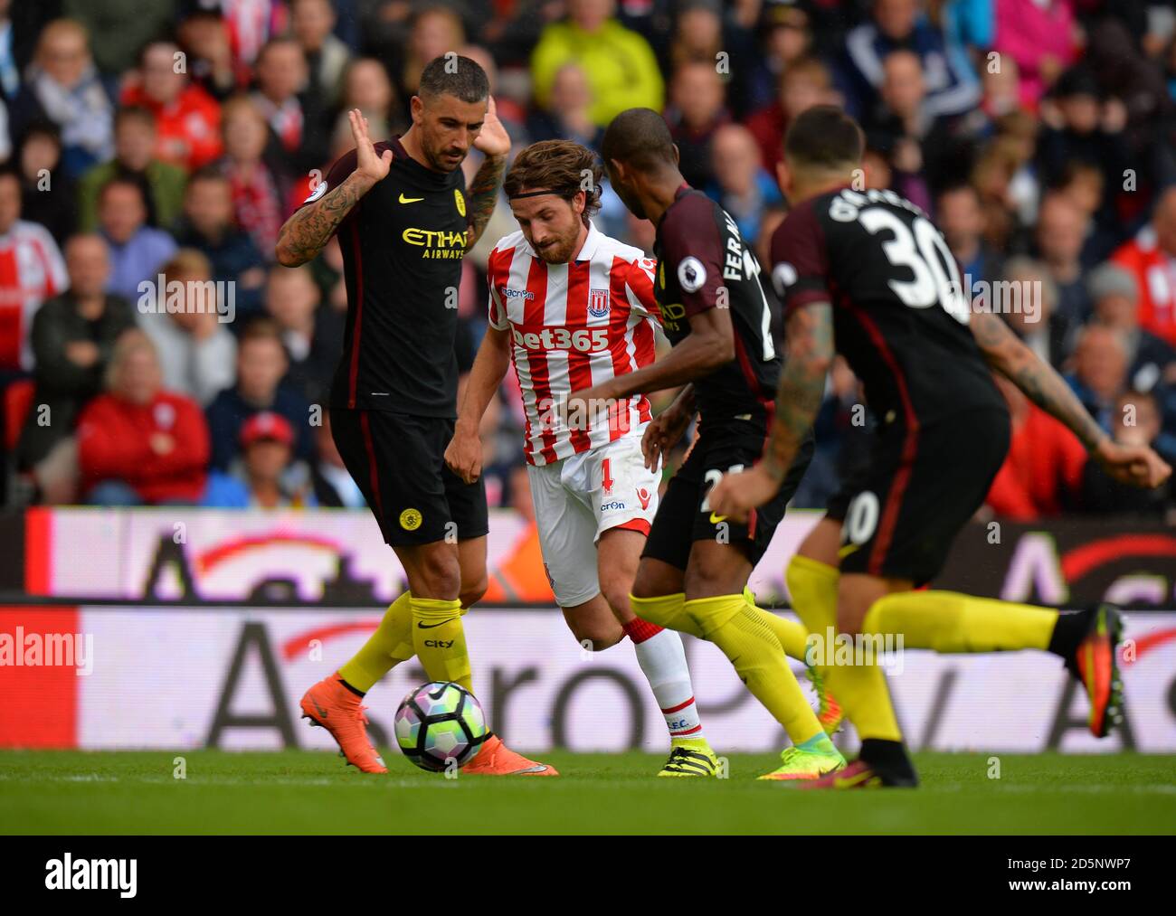 Stoke City's Joe Allen bursts through the Manchester City defence Stock ...