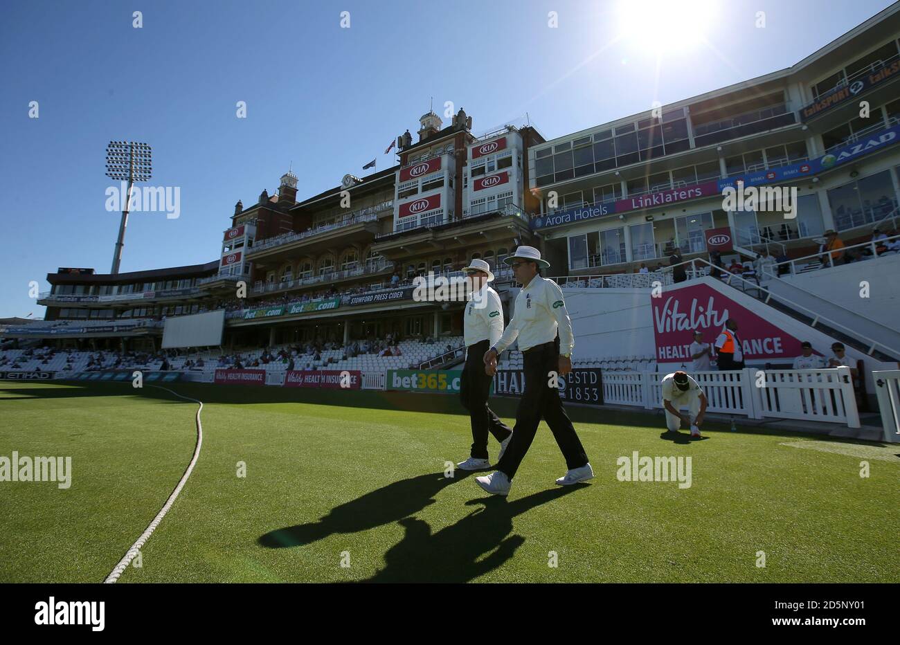 Cricket umpires hi-res stock photography and images - Alamy