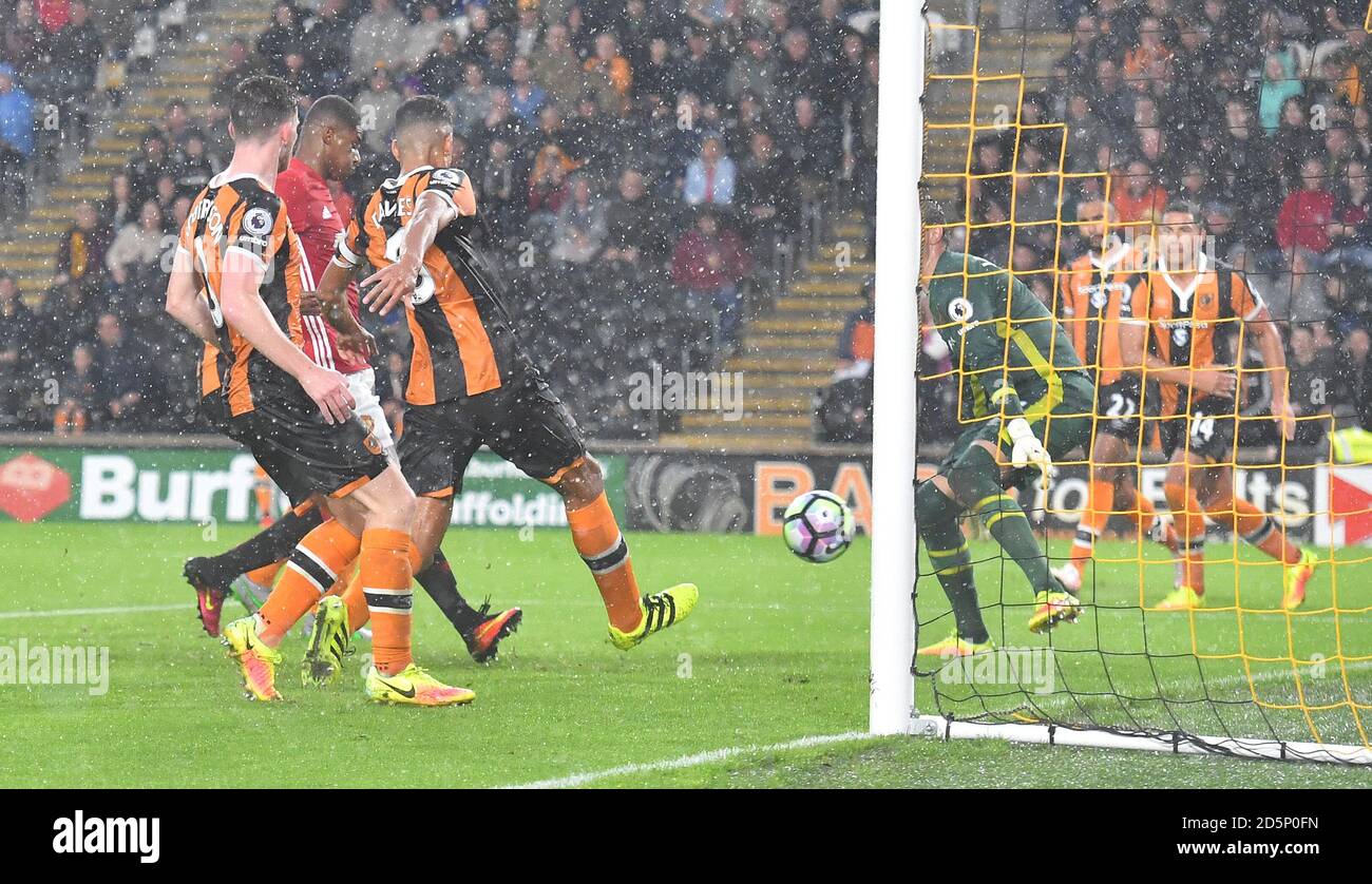 Manchester United's Marcus Rashford scores the winning goal Stock Photo ...