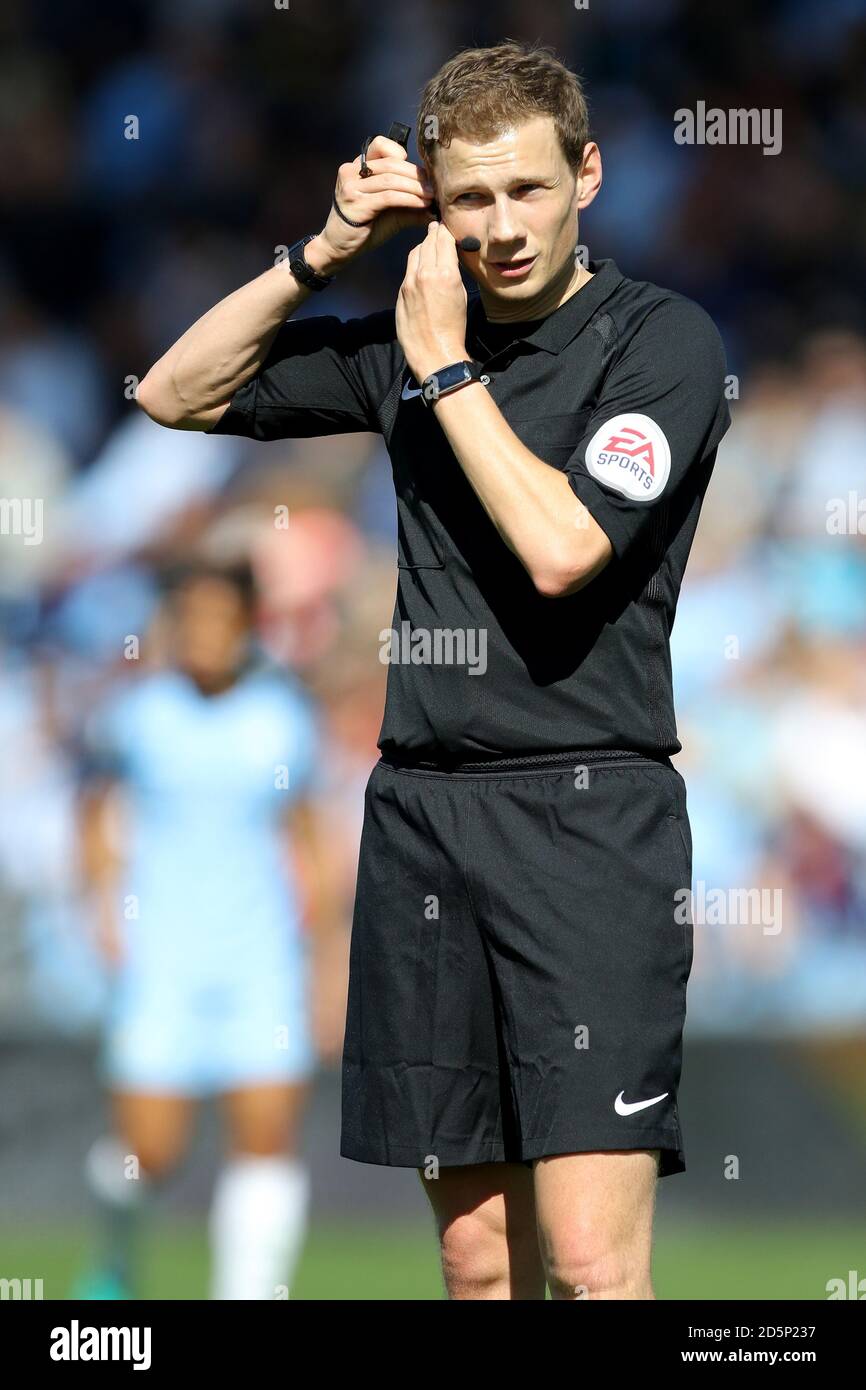 Referee Peter Wright Stock Photo - Alamy