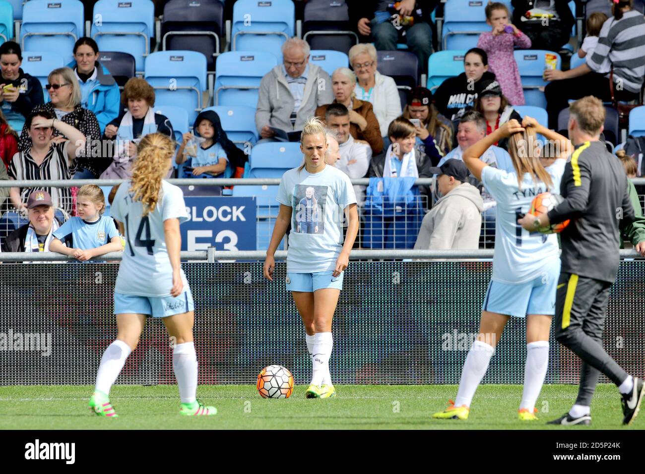 Manchester City Women players wear t-shirts during the warm up in ...