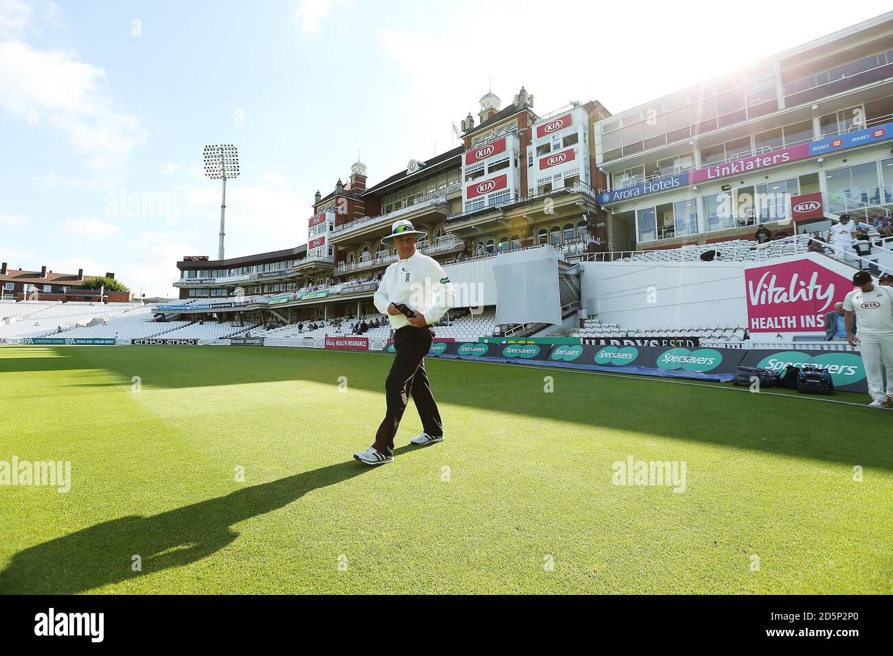 Umpire peter hartley hi-res stock photography and images - Alamy