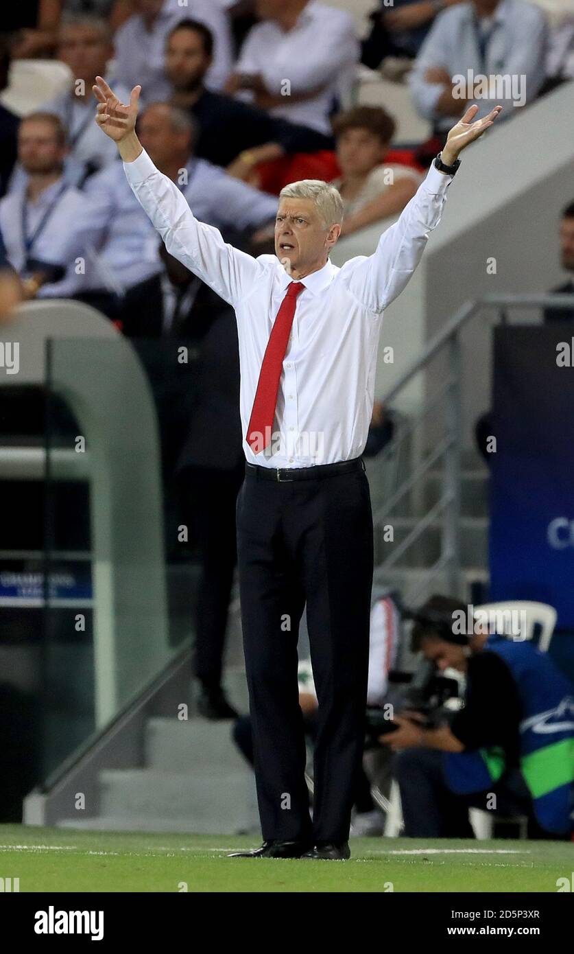 Arsenal manager Arsene Wenger gestures on the touchline Stock Photo - Alamy