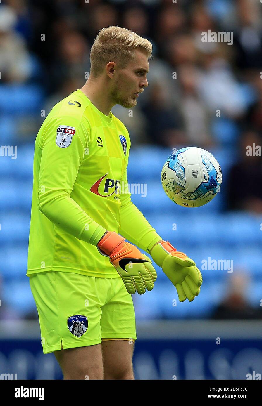 Oldham Athletic goalkeeper Connor Ripley Stock Photo - Alamy