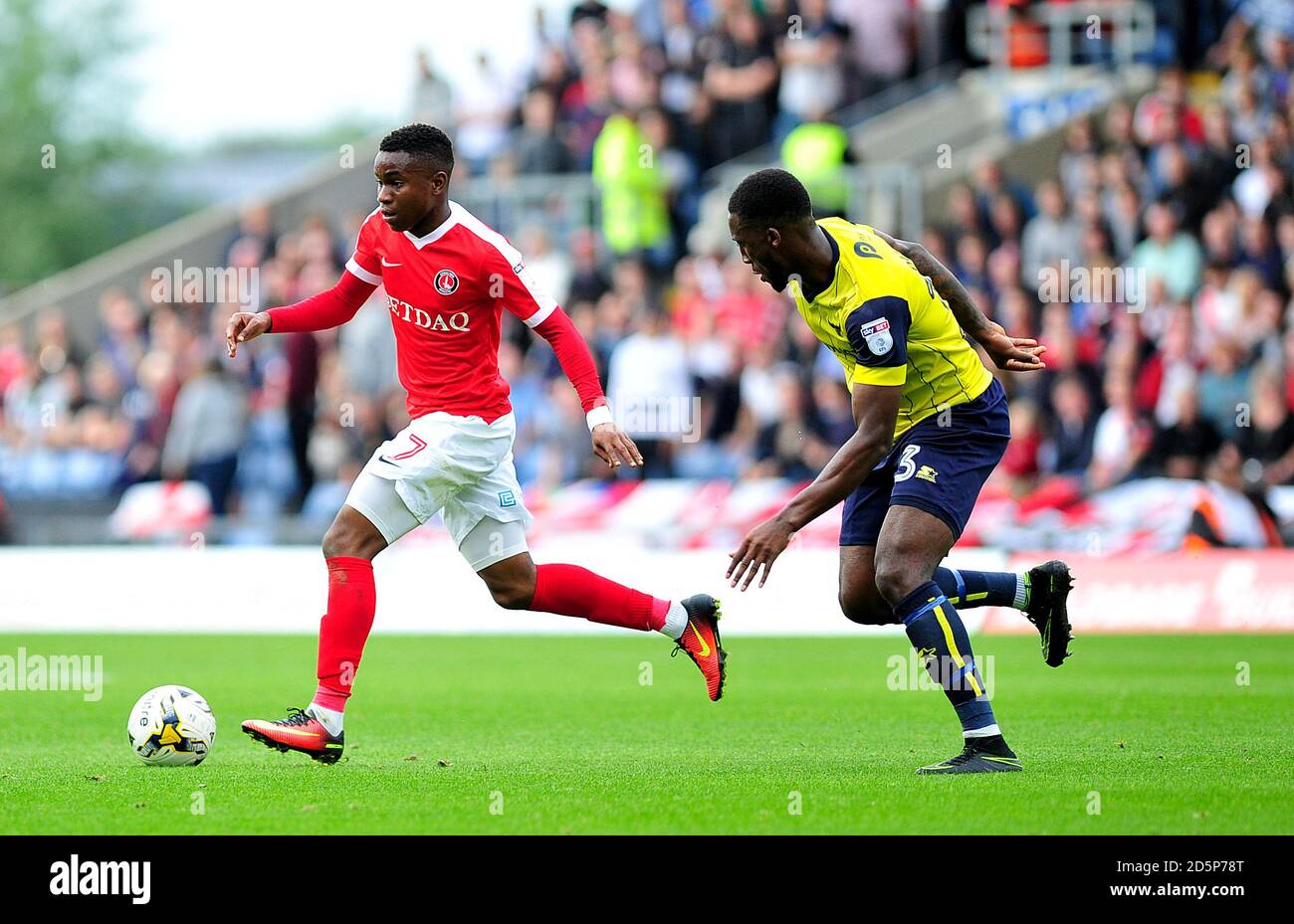 Charlton Athletic's Ademola Lookman (left) in action Stock Photo - Alamy