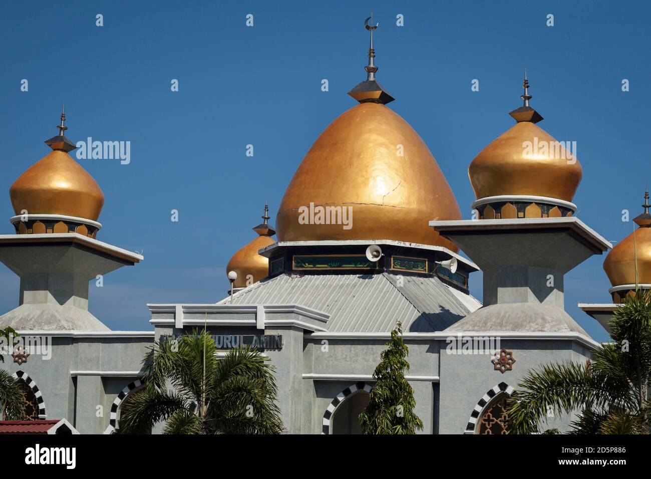Half moon mosque hi-res stock photography and images - Alamy