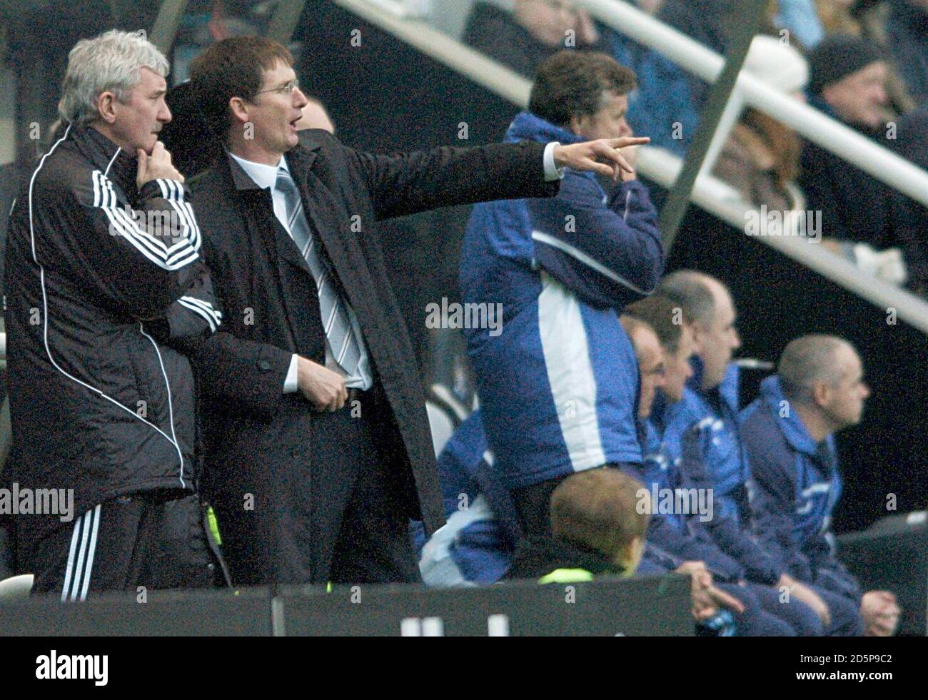 Newcastle United caretaker manager, Glenn Roeder (r) and asisstant ...