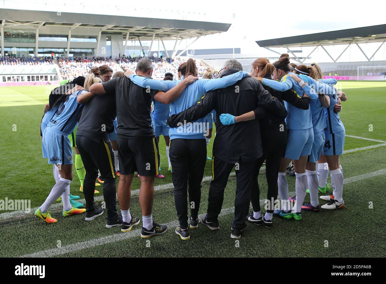 Manchester City players form a huddle prior to the game Stock Photo - Alamy