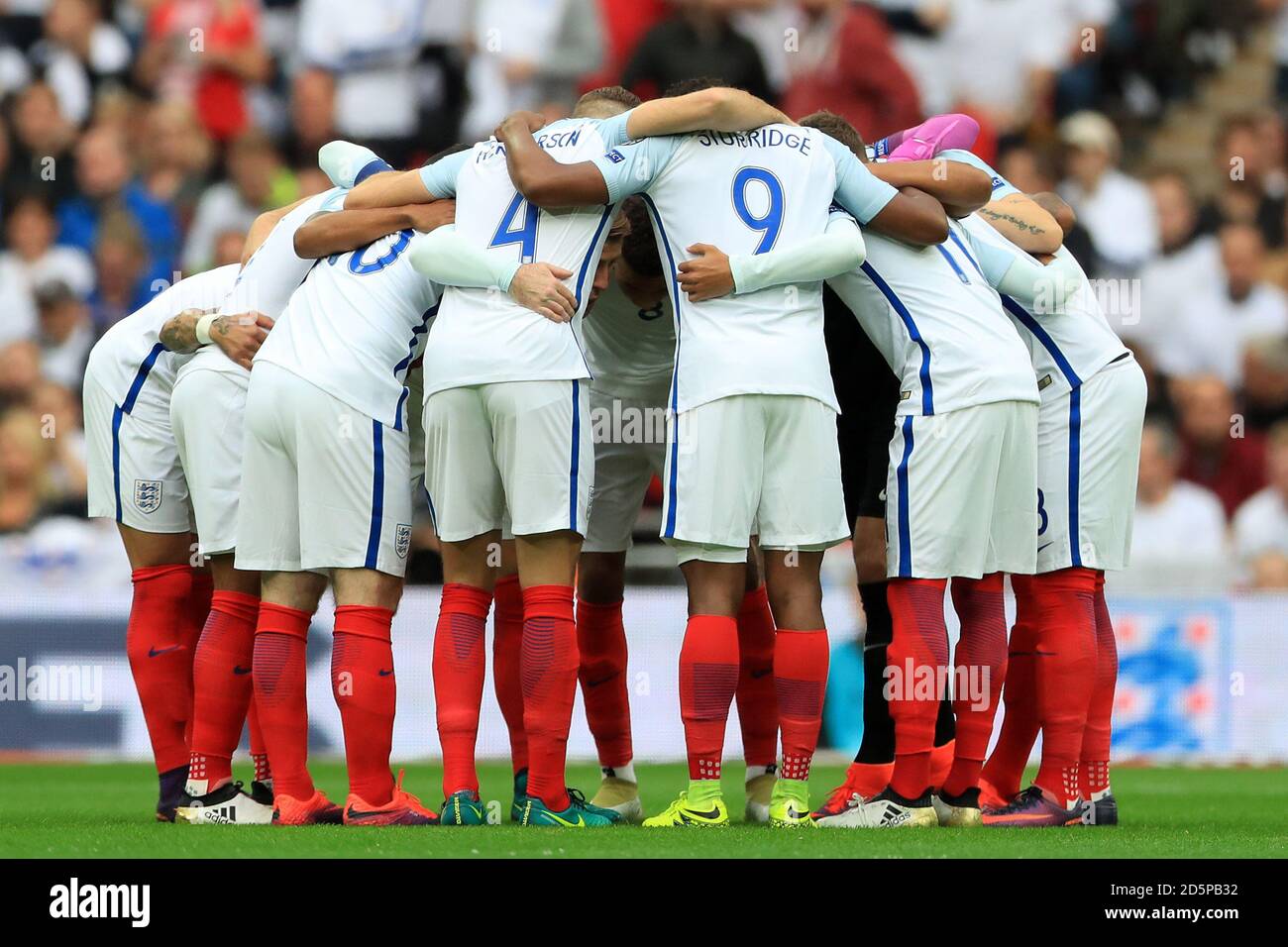 England players hold a group huddle before kick off Stock Photo - Alamy