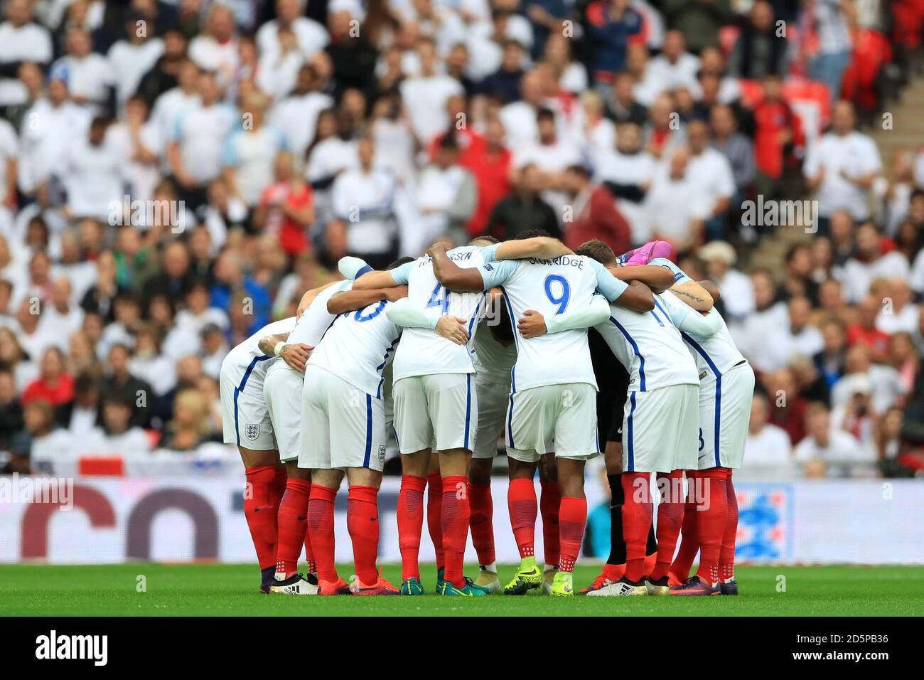 England players hold a group huddle before kick off Stock Photo - Alamy
