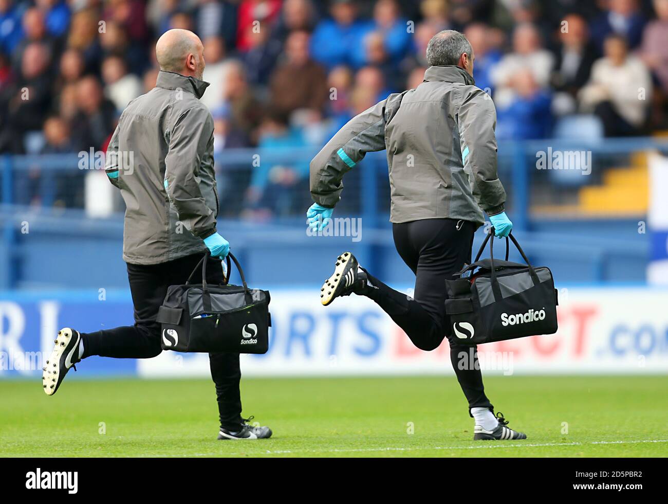 English league medical staff hi-res stock photography and images - Alamy