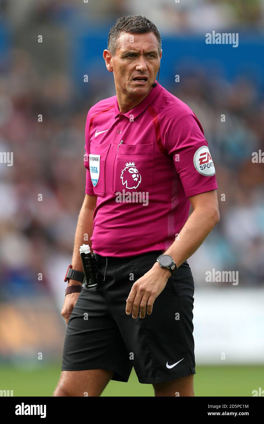 Referee Andrew Marriner Stock Photo - Alamy