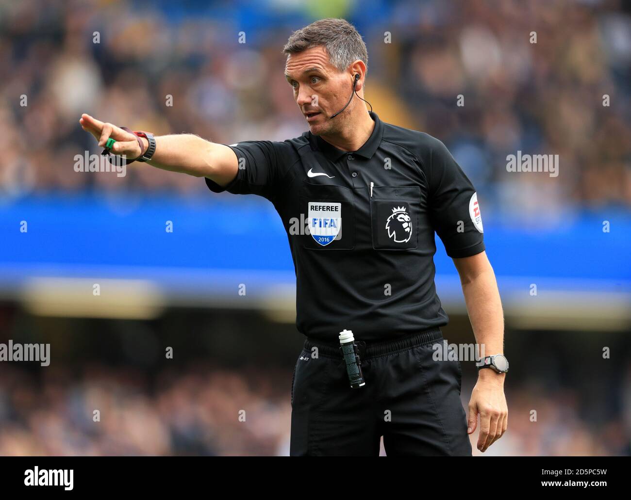 Referee Andre Marriner Stock Photo - Alamy
