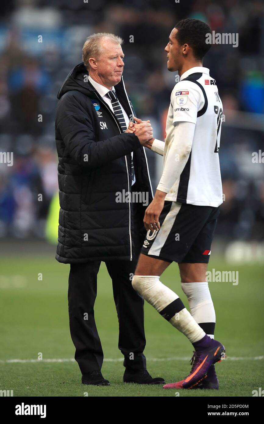 Derby County manager Steve McClaren (left) shakes hands with Thomas ...