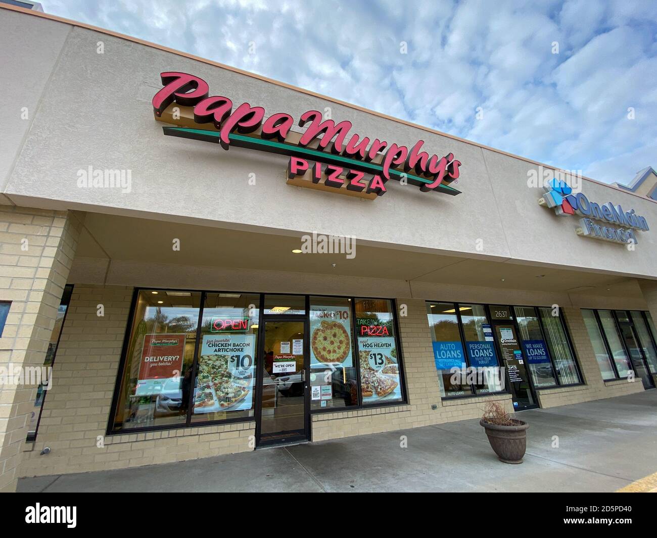 Springfield, IL/USA-10/2/20: The exterior of a Papa Murphys carry out ...