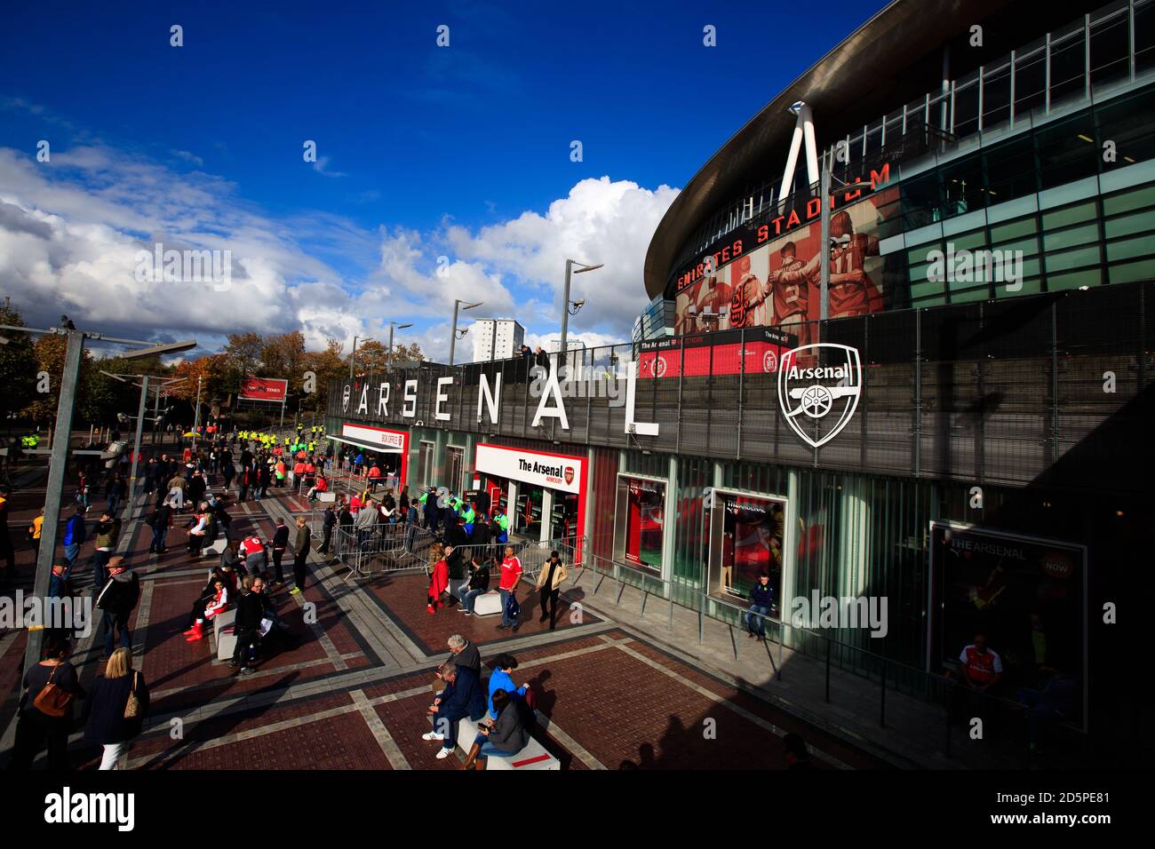 Fans outside emirates stadium hi-res stock photography and images - Alamy