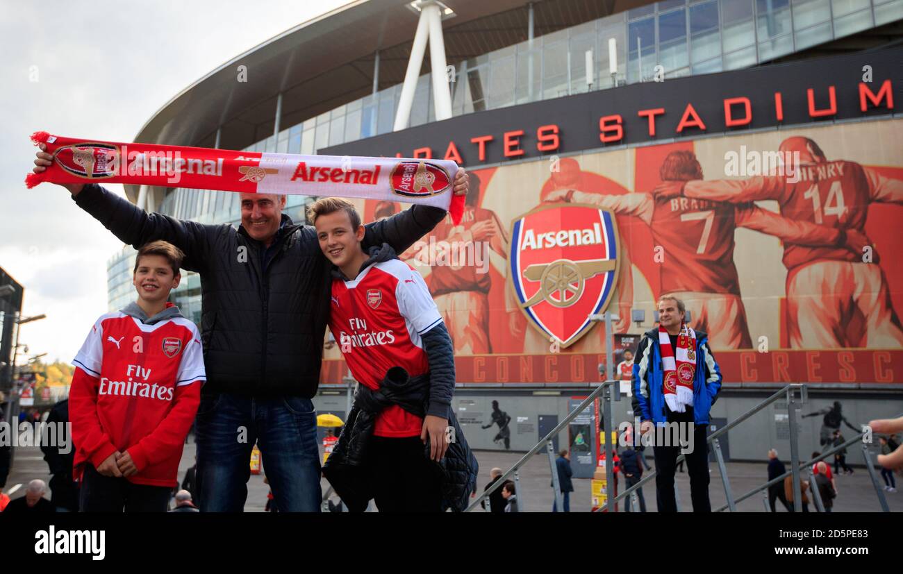 Fans outside of emirates stadium hi-res stock photography and images ...