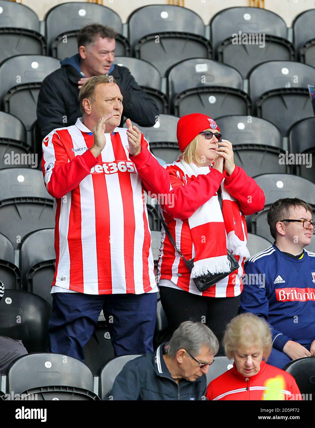 Fans applaud in stands hi-res stock photography and images - Alamy