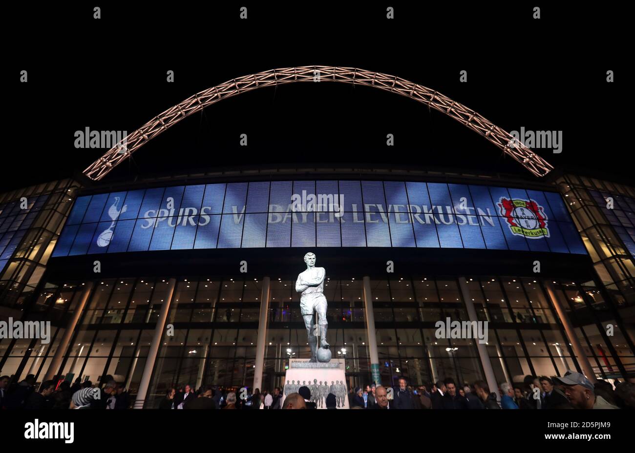 Bobby moore statue hi-res stock photography and images - Alamy