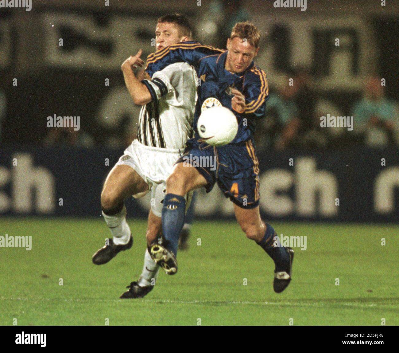Newcastle United's David Batty (right) and Partizan Belgrade's Sasa ...