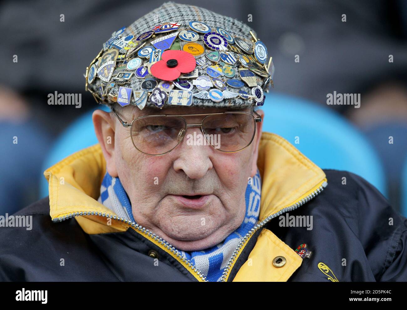 Sheffield Wednesday fan wears his poppy on his cap Stock Photo - Alamy