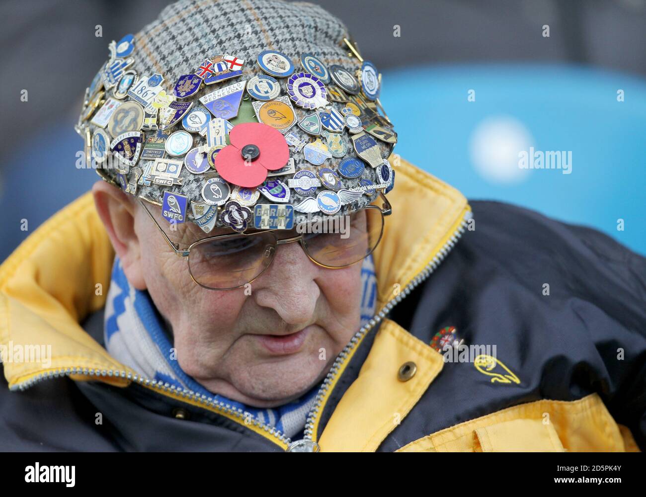 Sheffield Wednesday fan wears his poppy on his cap Stock Photo - Alamy