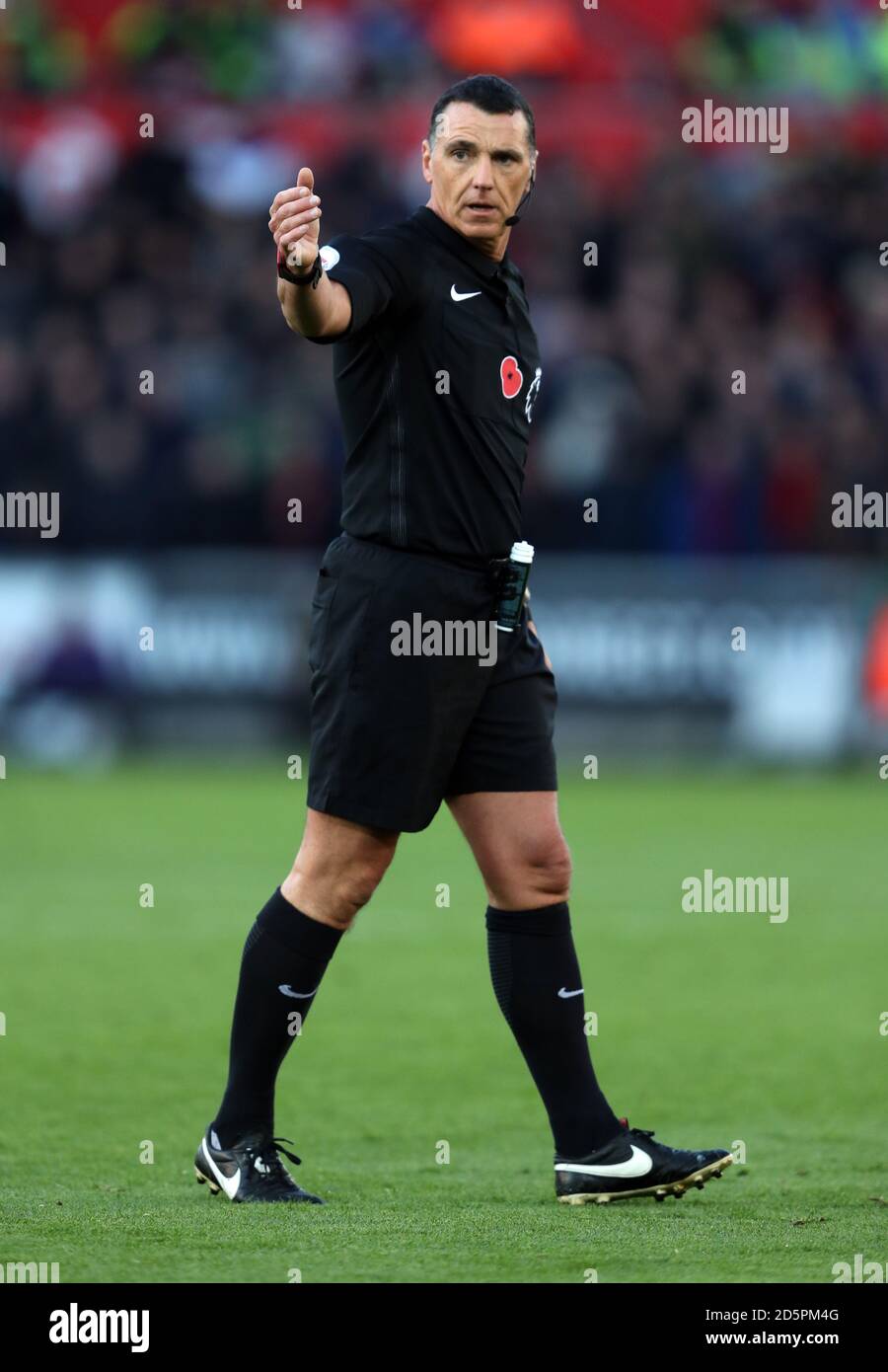 Neil swarbrick referee hi-res stock photography and images - Alamy