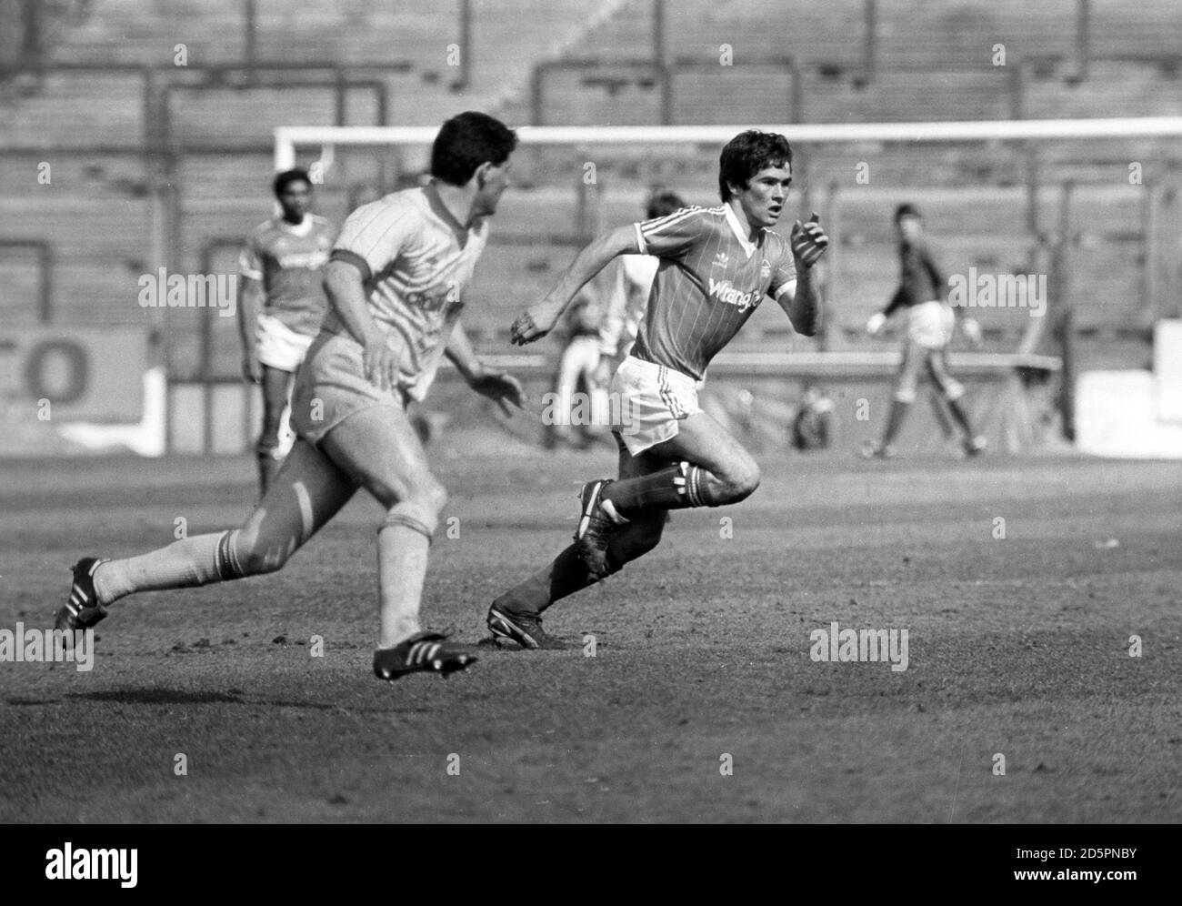 Nottingham Forest's Nigel Clough (r) sprints for the ball Stock Photo ...
