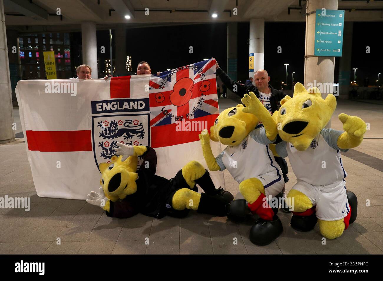 England fans outside wembley stadium hi-res stock photography and ...