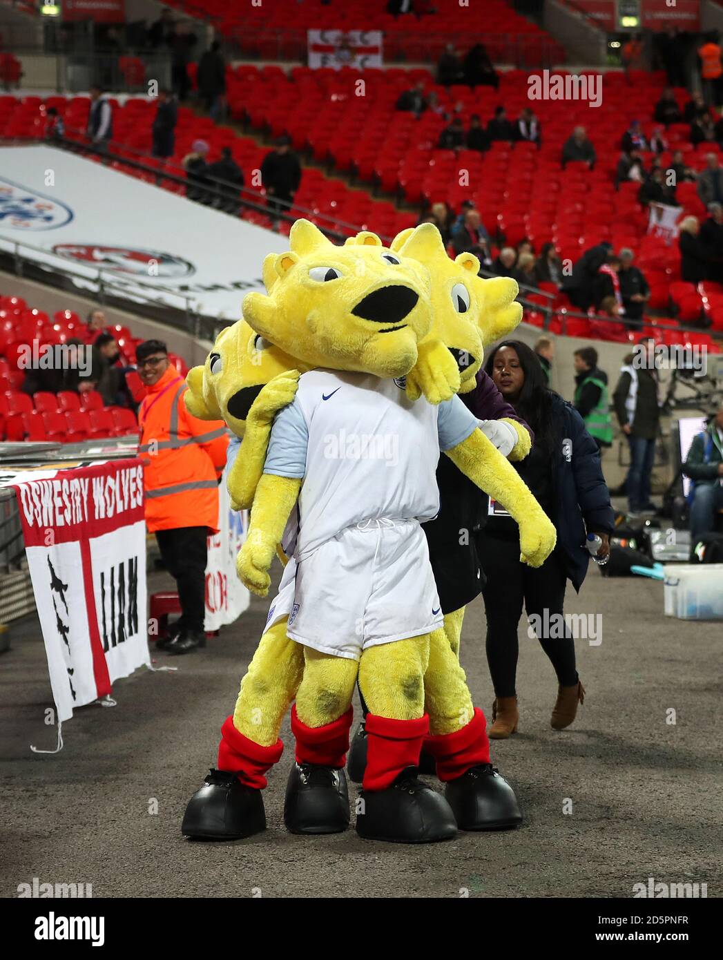 England mascots at Wembley Stadium before the game Stock Photo - Alamy