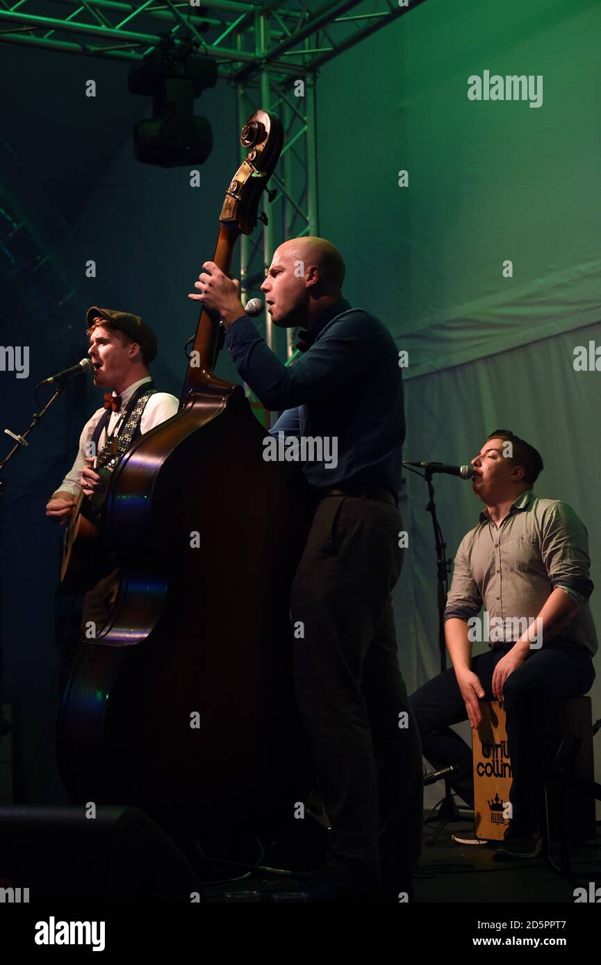 Thrill Collins play in the Final Flight bar at Cheltenham Racecourse ...