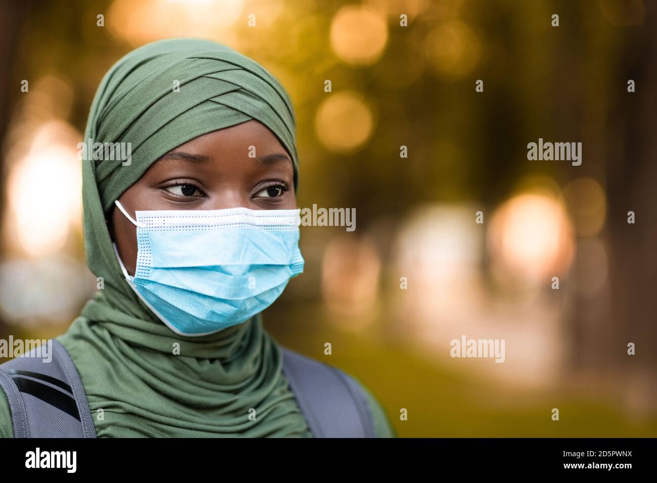 Black female face mask outdoors hi-res stock photography and images - Alamy