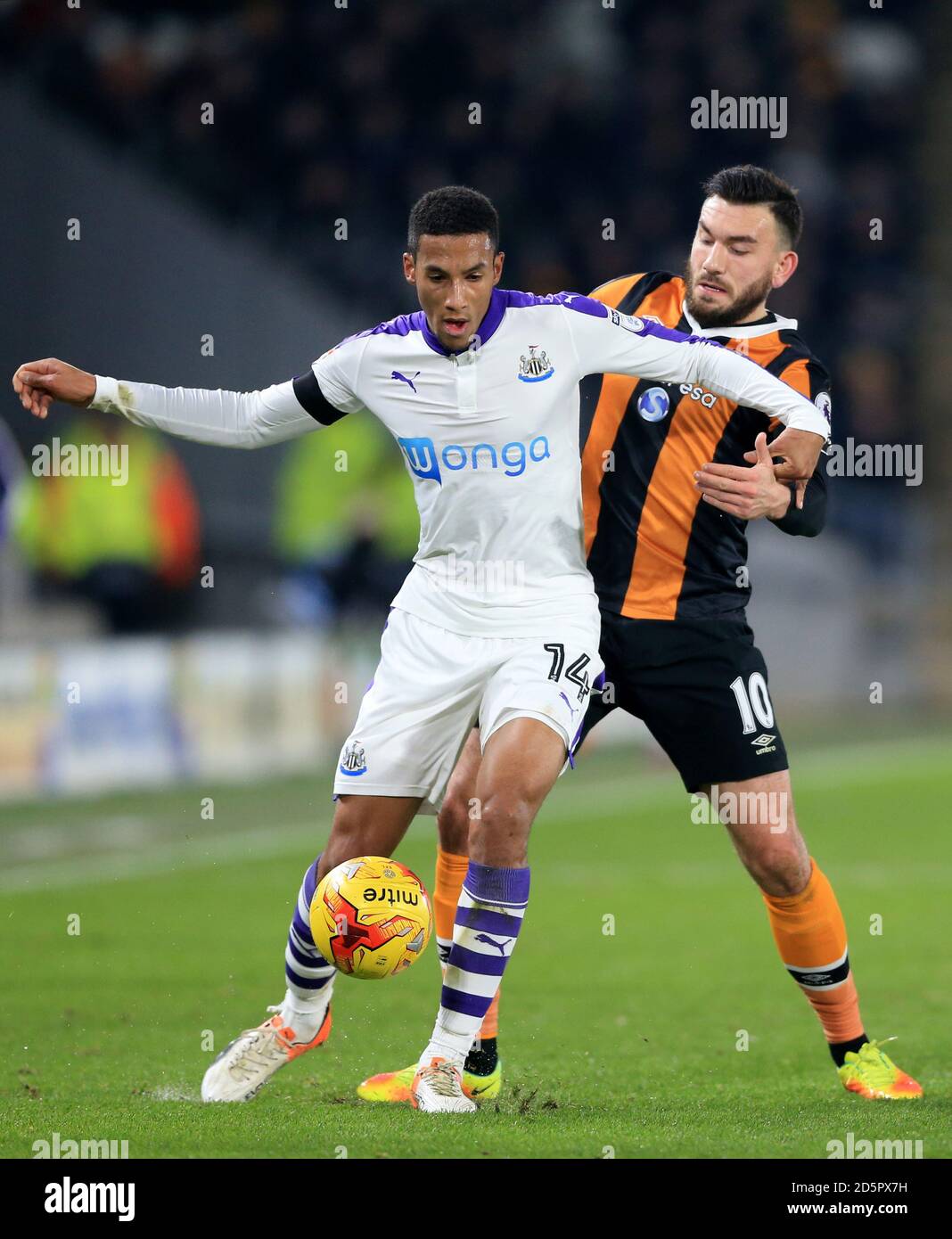 Newcastle United's Isaac Hayden (left) and Hull City's Robert Snodgrass ...