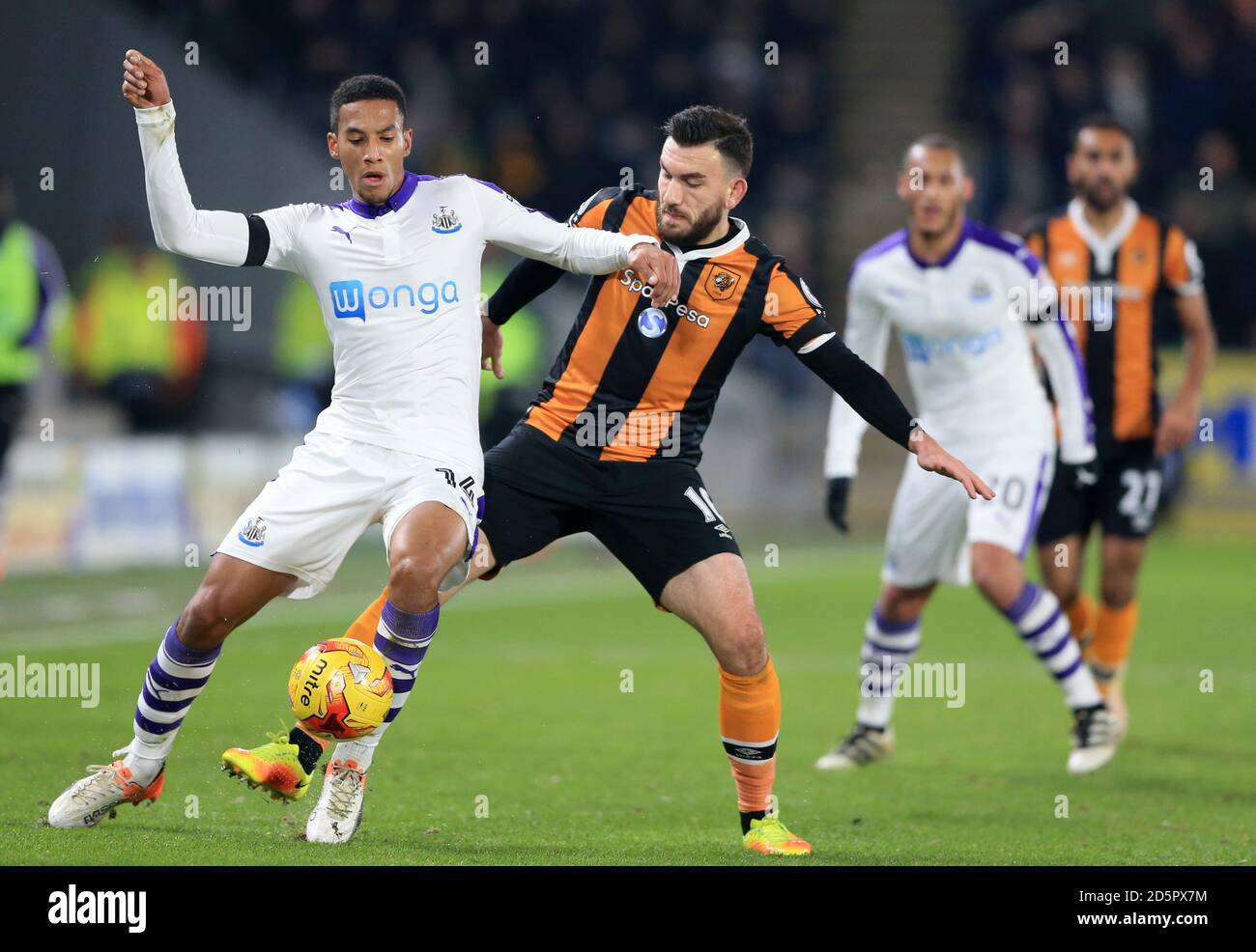 Newcastle United's Isaac Hayden (left) and Hull City's Robert Snodgrass ...