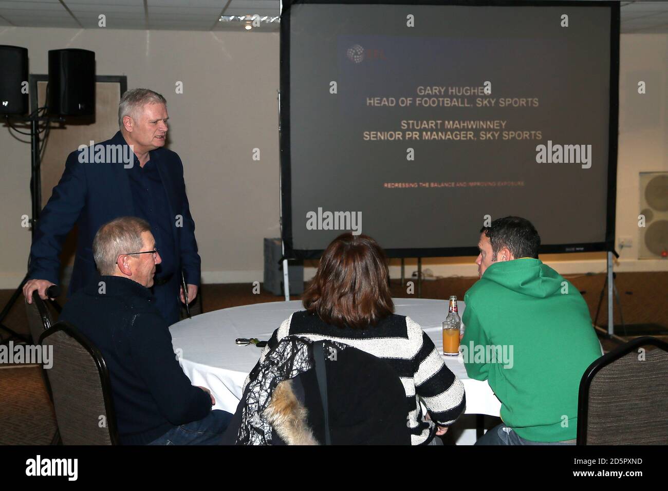Soccer fans forum hi-res stock photography and images - Alamy