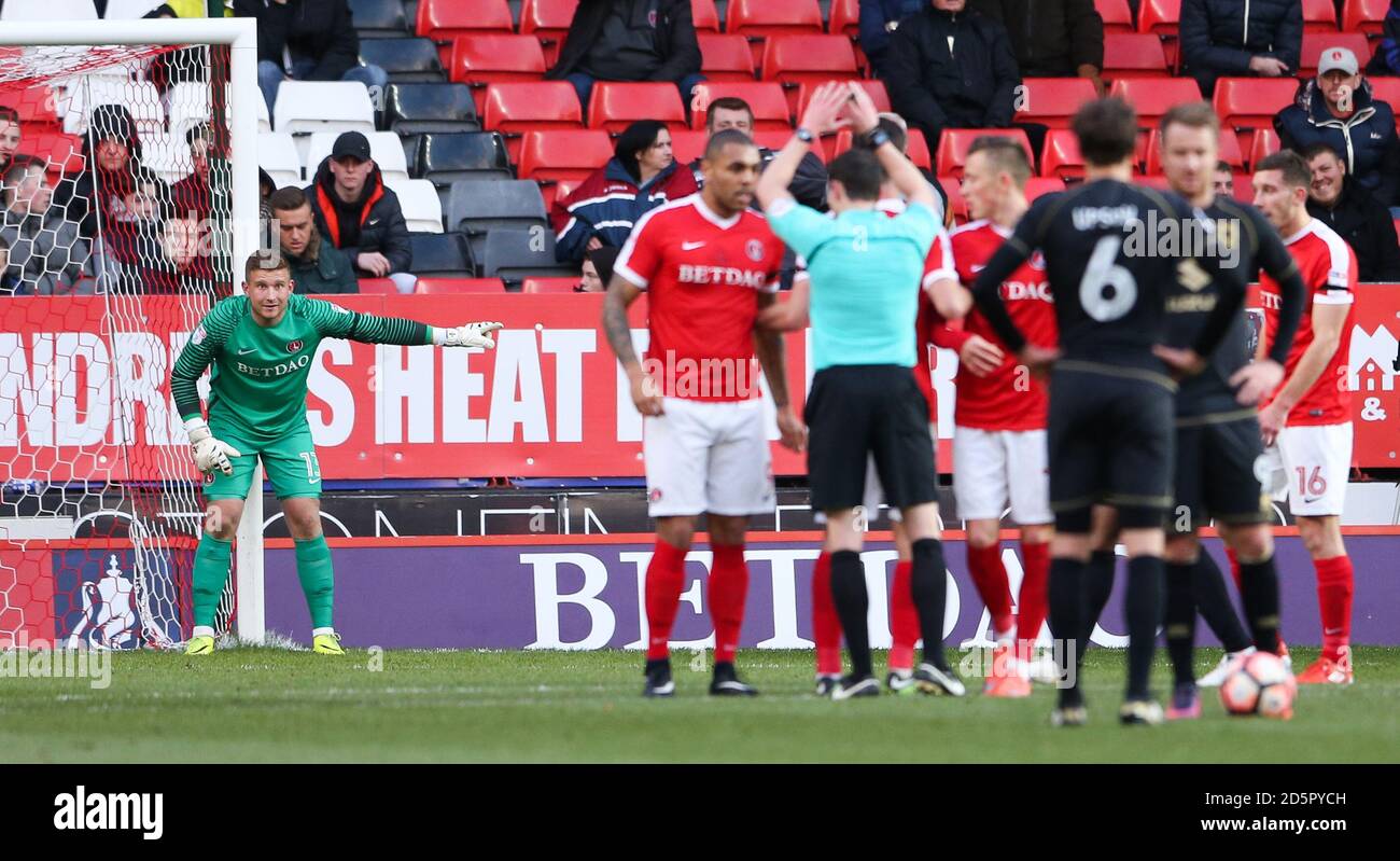 Charlton athletics dillon phillips hi-res stock photography and images ...