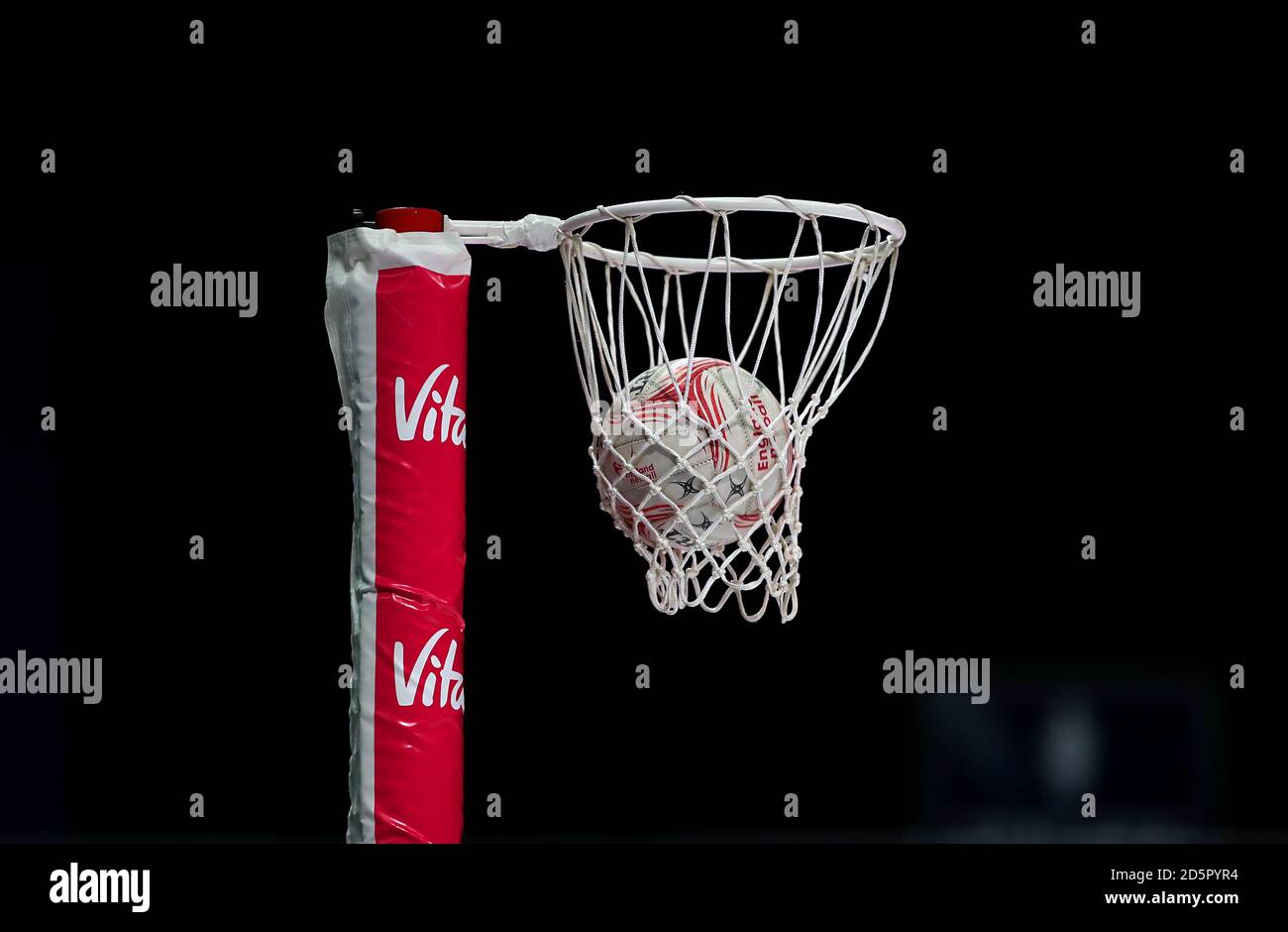 A general view of a netball dropping into a net Stock Photo - Alamy