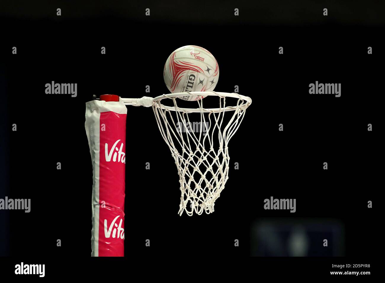 A general view of a netball dropping into a net Stock Photo - Alamy