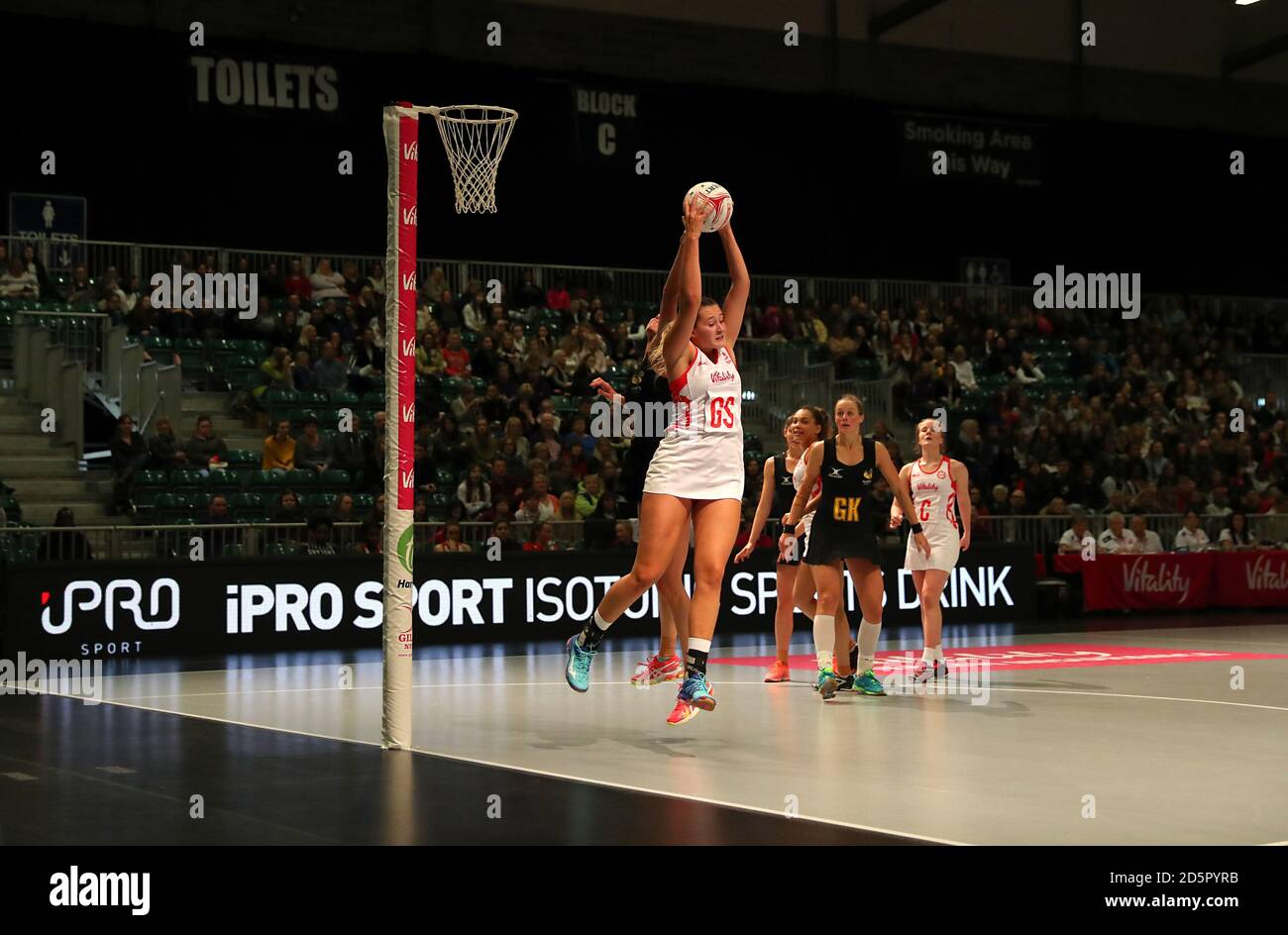 England roses netball hi-res stock photography and images - Alamy