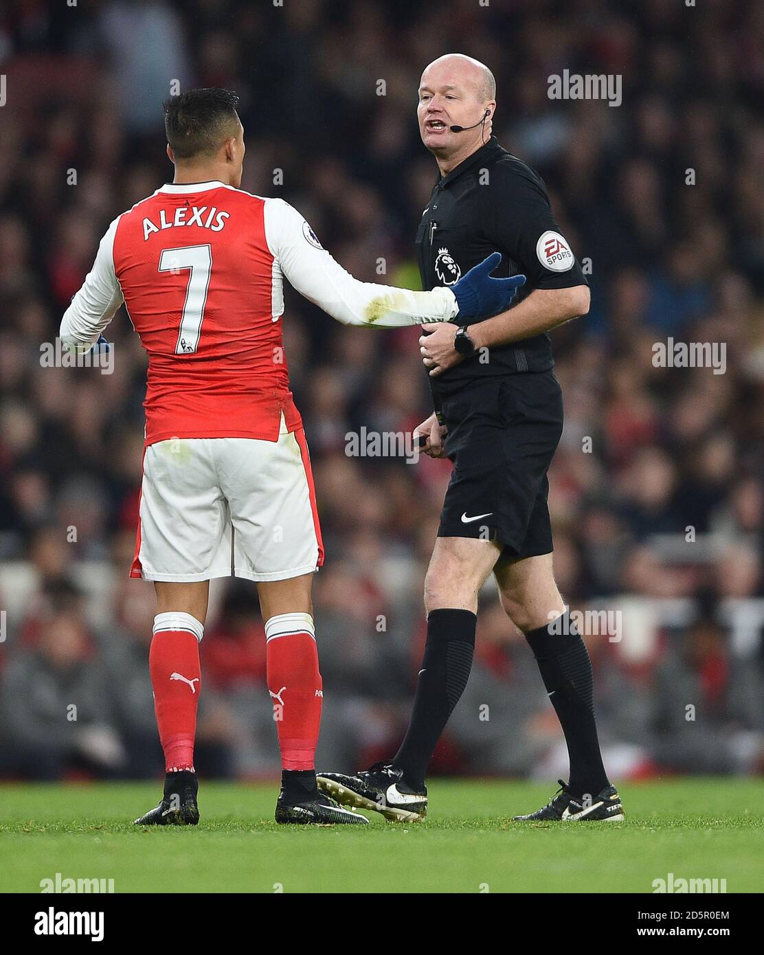 Arsenal's Alexis Sanchez questions referee Lee Mason Stock Photo - Alamy
