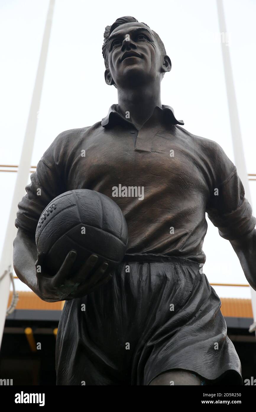 The Billy Wright statue outside Molineux stadium Stock Photo - Alamy
