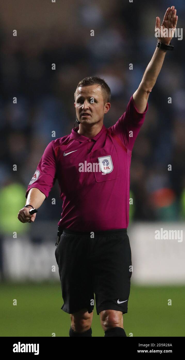 David Webb, match referee Stock Photo - Alamy