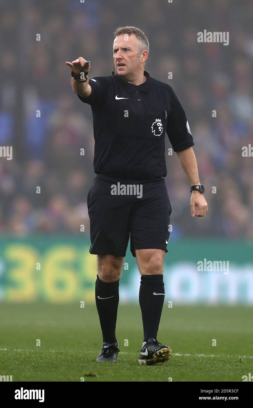 Jon moss referee hi-res stock photography and images - Alamy