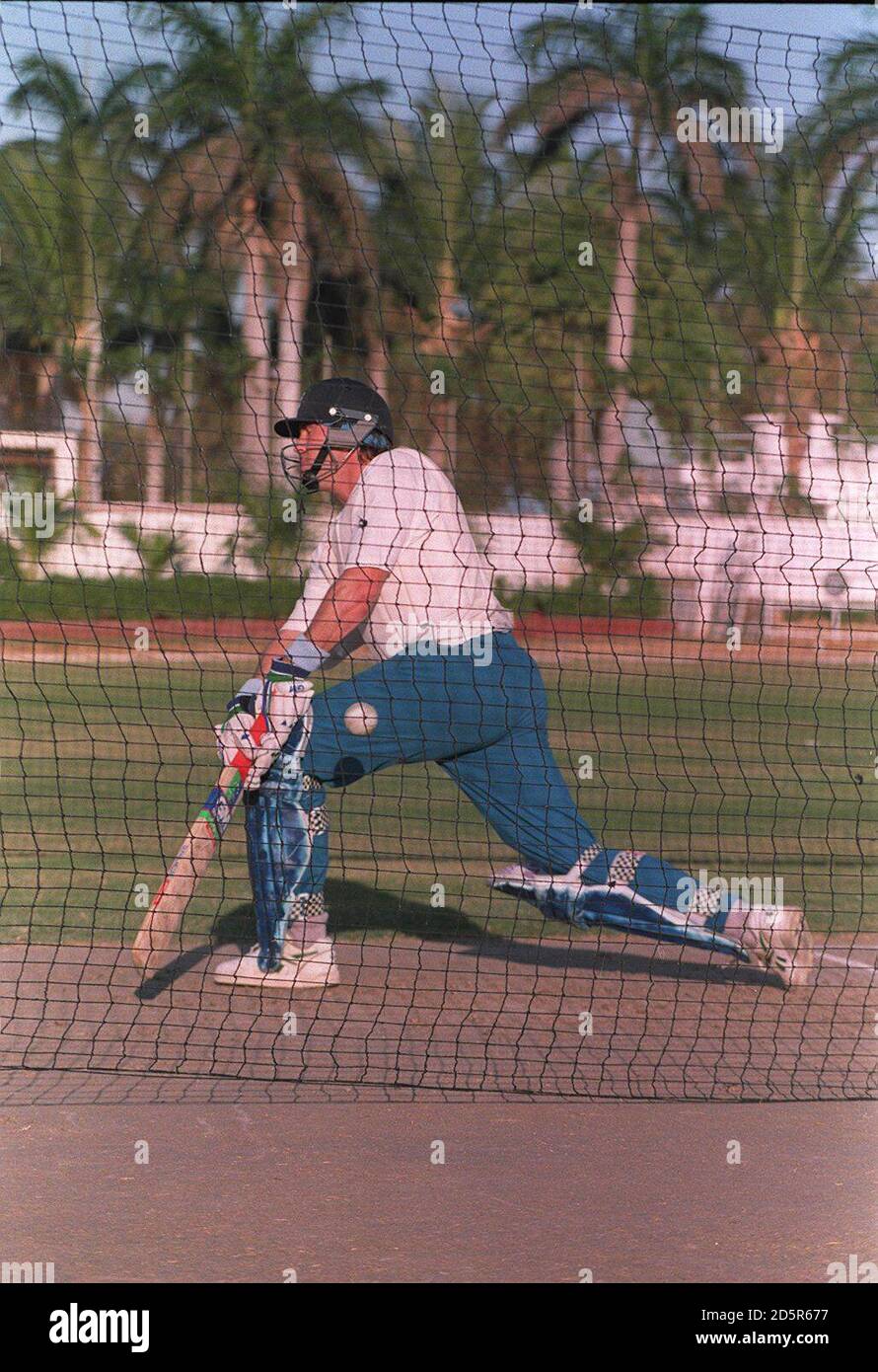 Batting in nets hi-res stock photography and images - Alamy