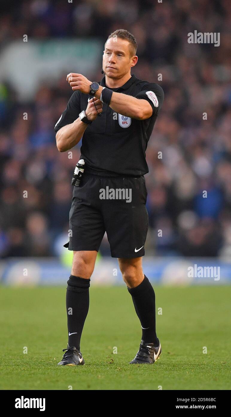 Stephen martin referee hi-res stock photography and images - Alamy