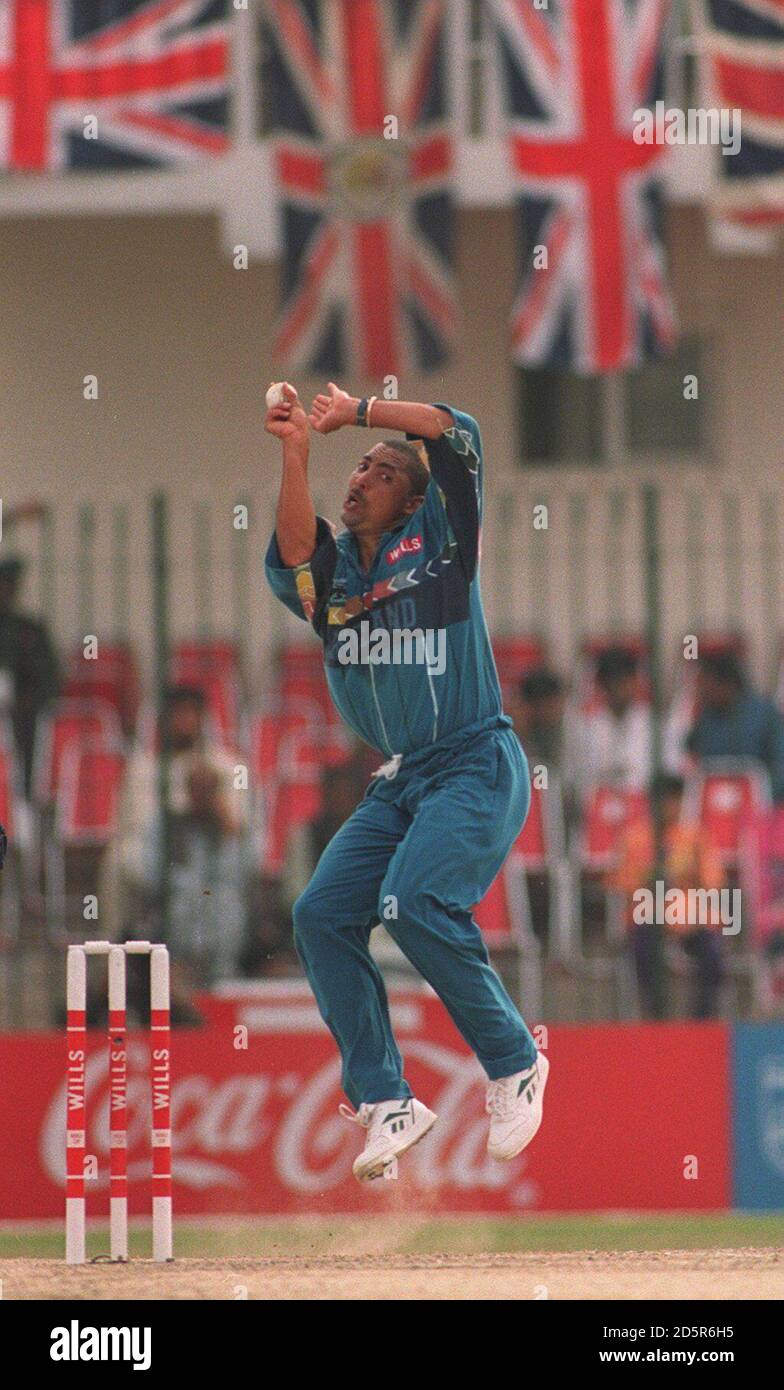 Full length stock cricket bowling hi-res stock photography and images ...