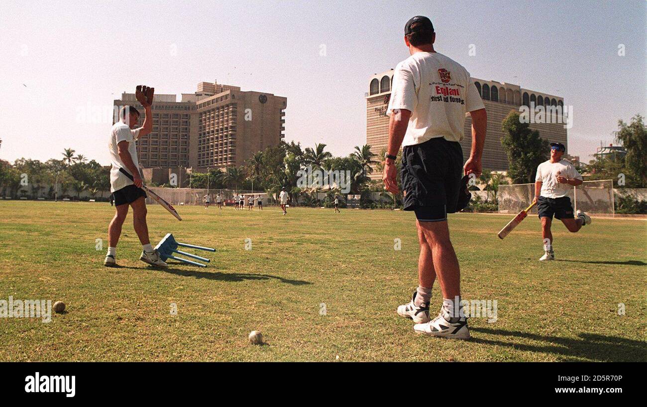 Cricket fielding practice hi-res stock photography and images - Alamy